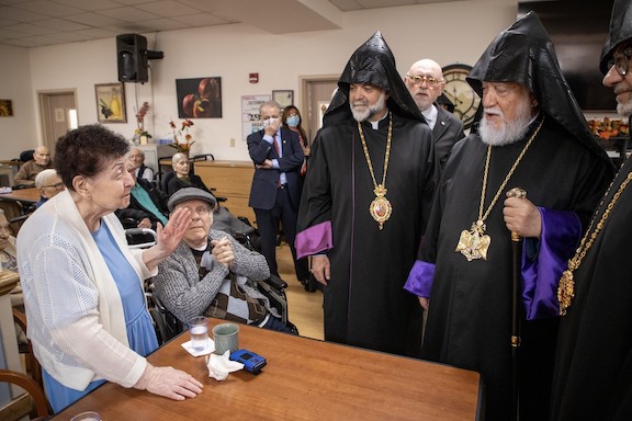 Catholicos Aram I Visits Ararat Home - Asbarez.com