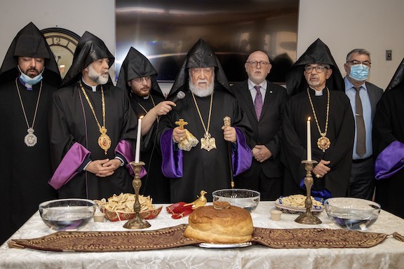 Catholicos Aram I Visits Ararat Home - Asbarez.com