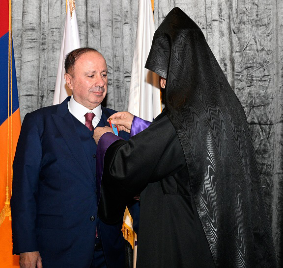 Hundreds Turn Out to Honor Catholicos Aram I During Prelacy Banquet - Asbarez.com
