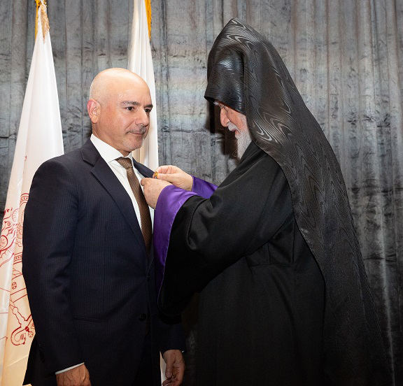 Hundreds Turn Out to Honor Catholicos Aram I During Prelacy Banquet - Asbarez.com