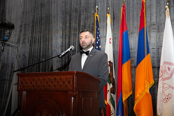 Hundreds Turn Out to Honor Catholicos Aram I During Prelacy Banquet - Asbarez.com